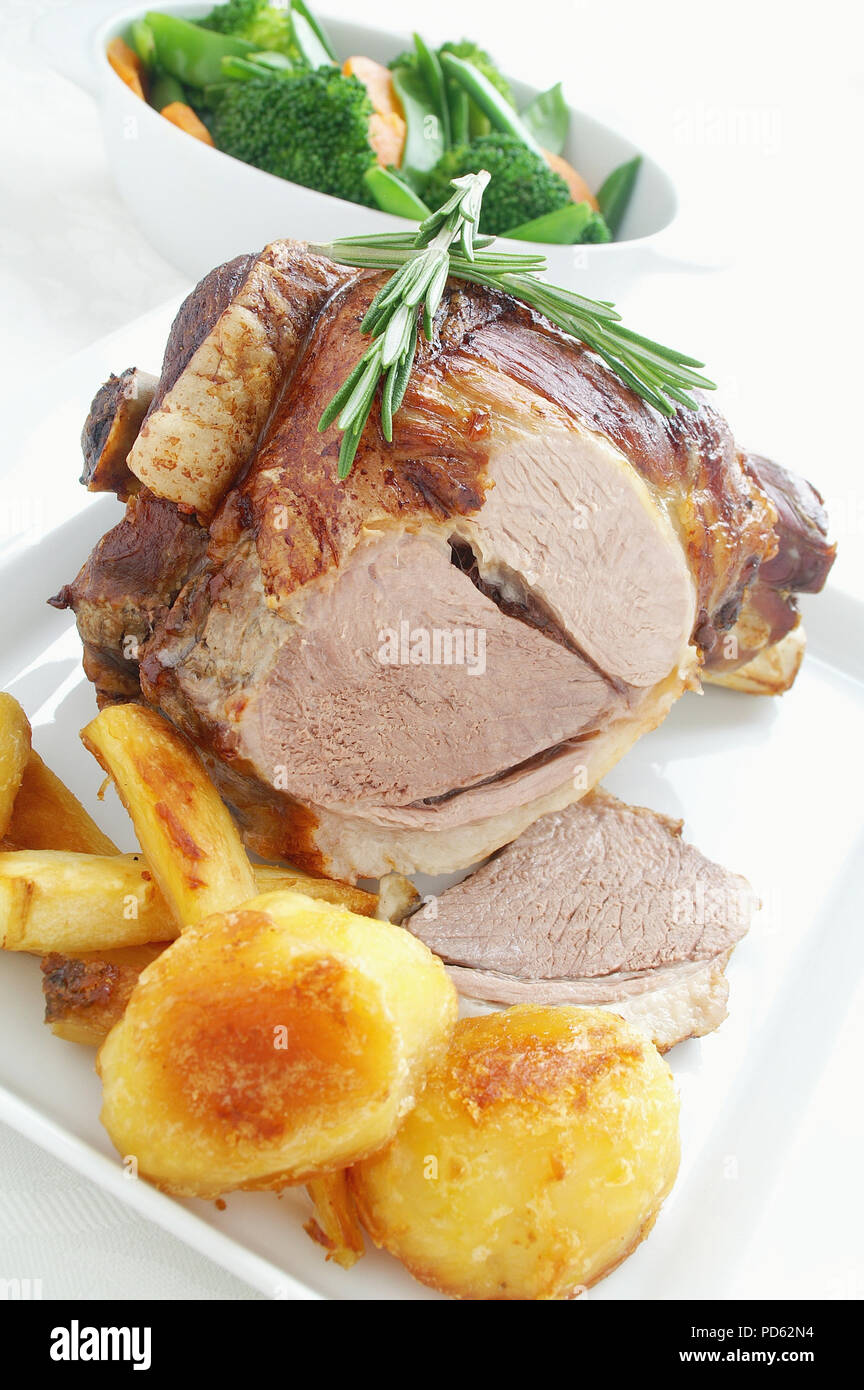Whole roast lamb hi-res stock photography and images - Alamy