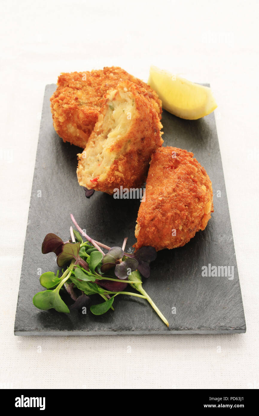 Plated crab cake hi-res stock photography and images - Alamy