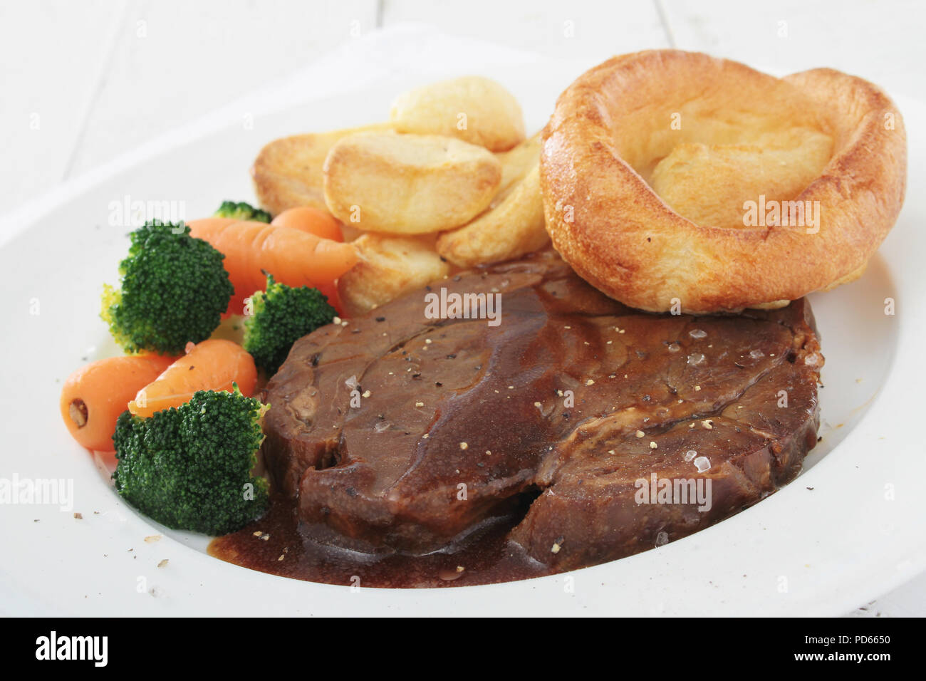 plated roast beef sunday lunch Stock Photo - Alamy