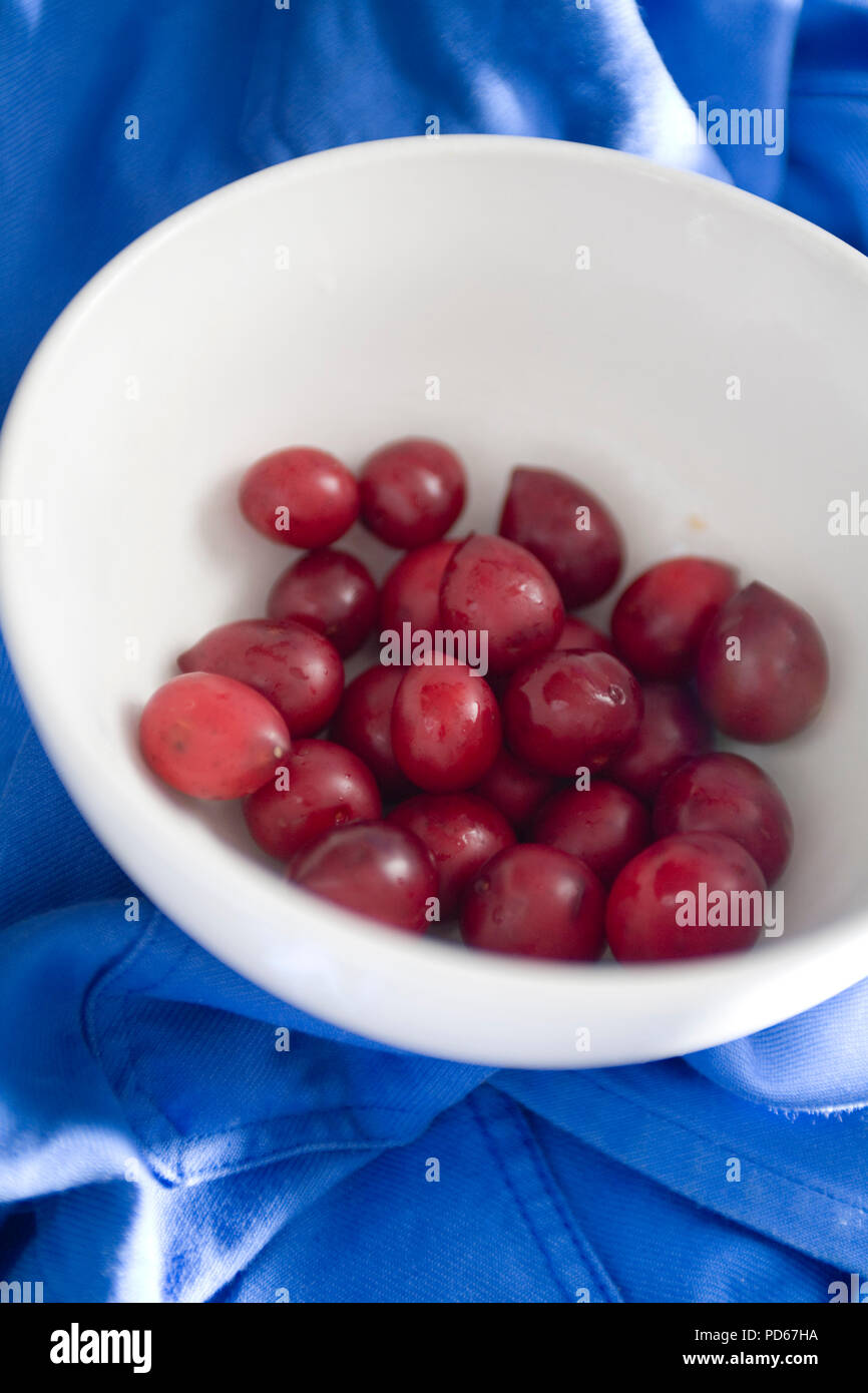 Fresh whole damsons hi-res stock photography and images - Alamy