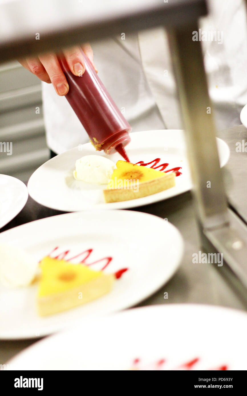 Plating pudding hi-res stock photography and images - Alamy