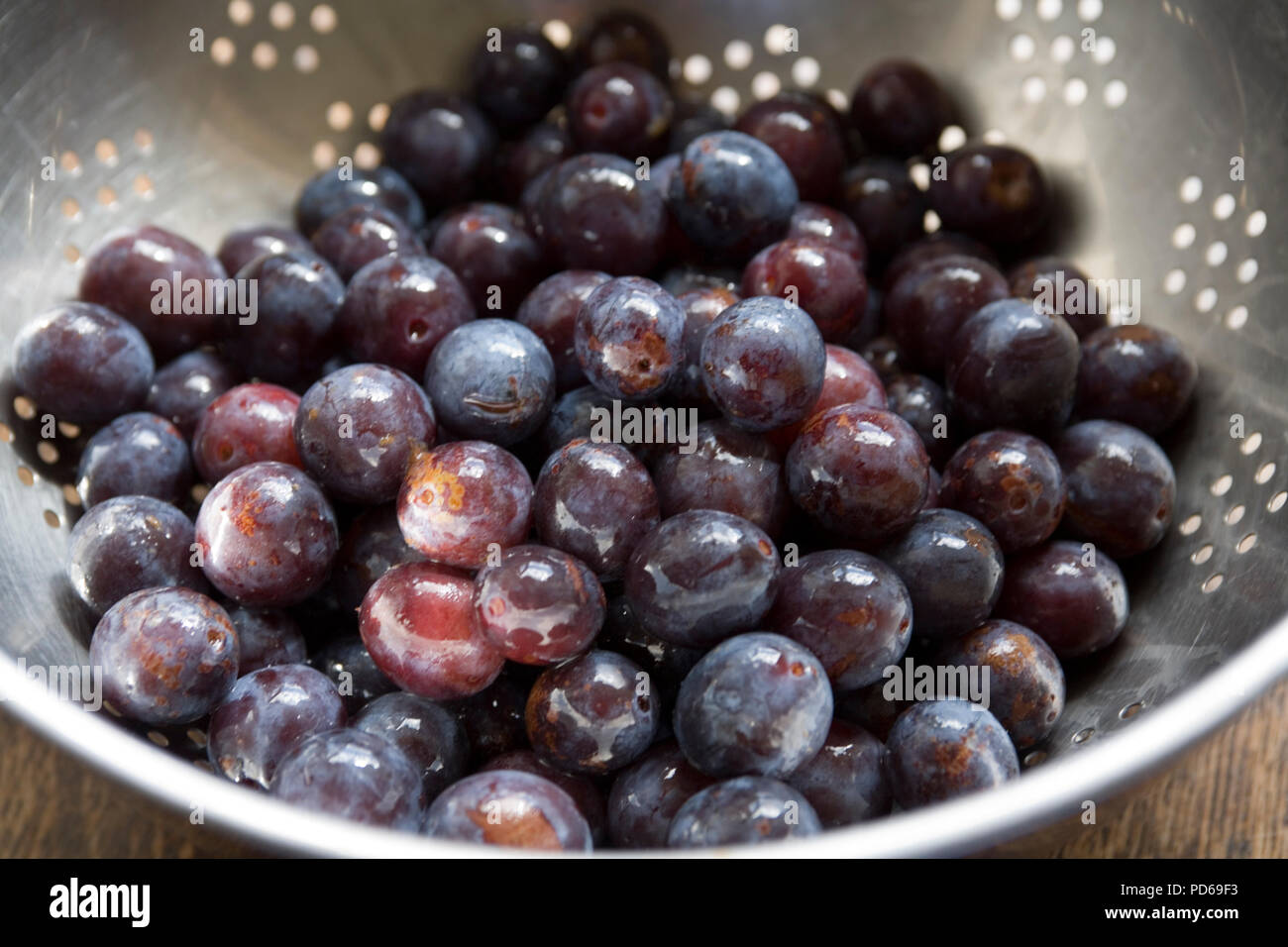 Whole damsons hi-res stock photography and images - Alamy