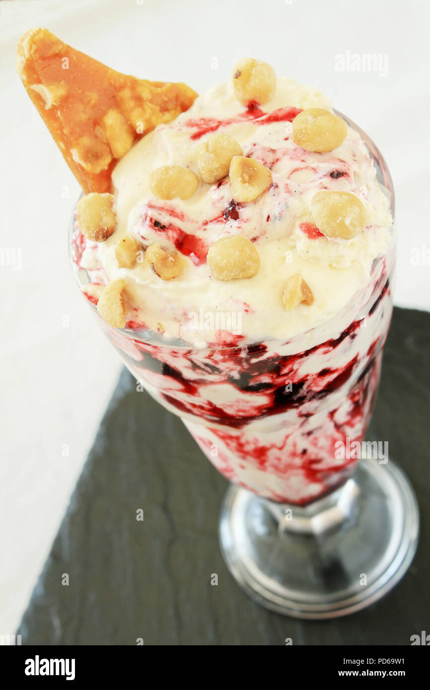 raspberry eaton mess dessert Stock Photo - Alamy