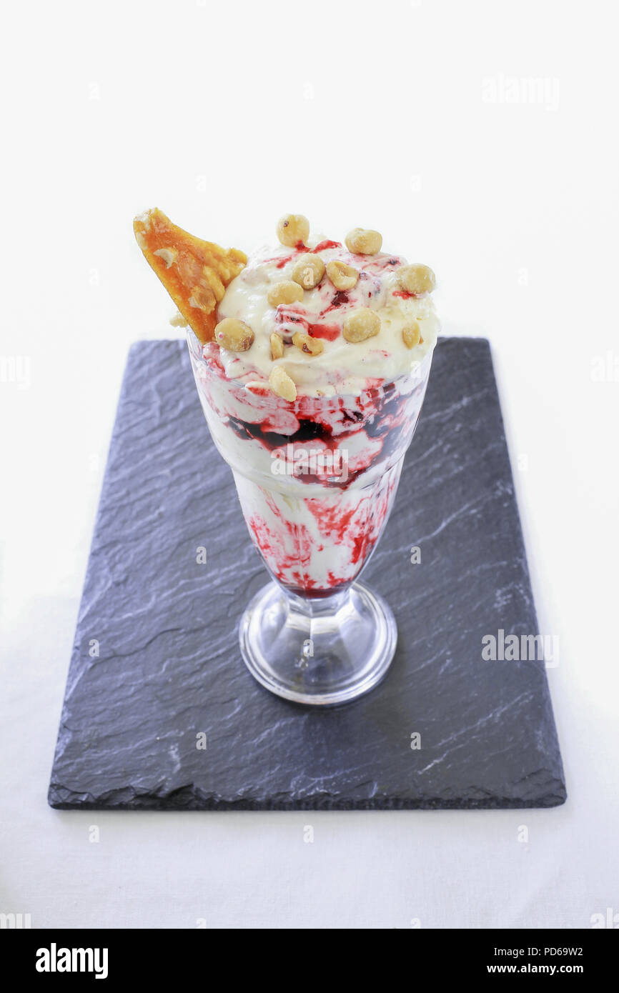 raspberry eaton mess dessert Stock Photo - Alamy