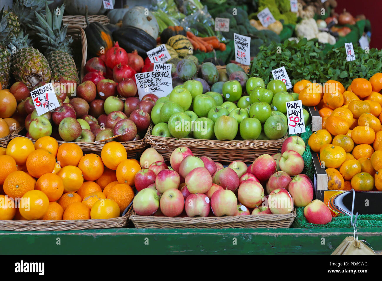 Apples and fruits stall at farmers market Stock Photo - Alamy