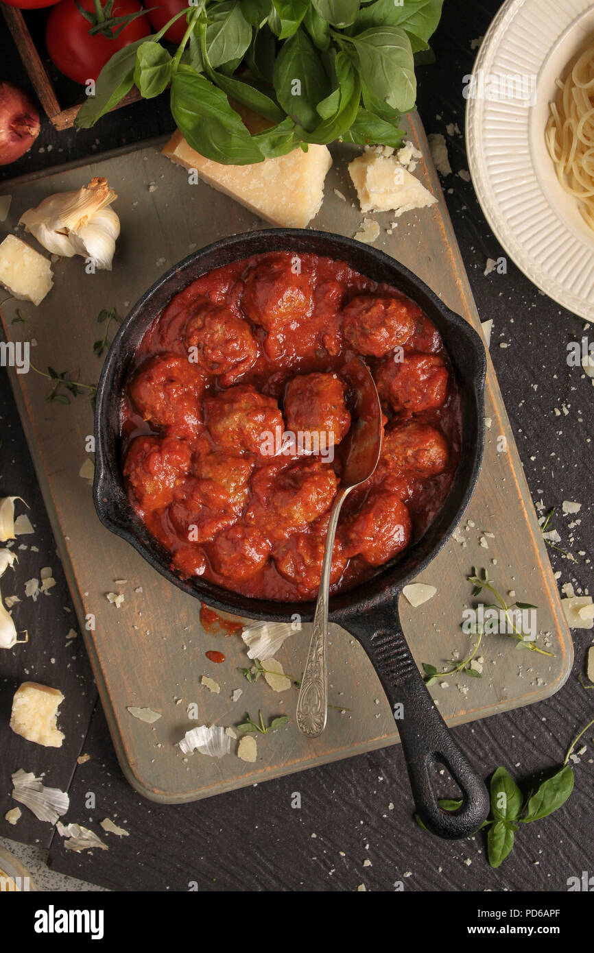 Making spaghetti meatballs hi-res stock photography and images - Alamy