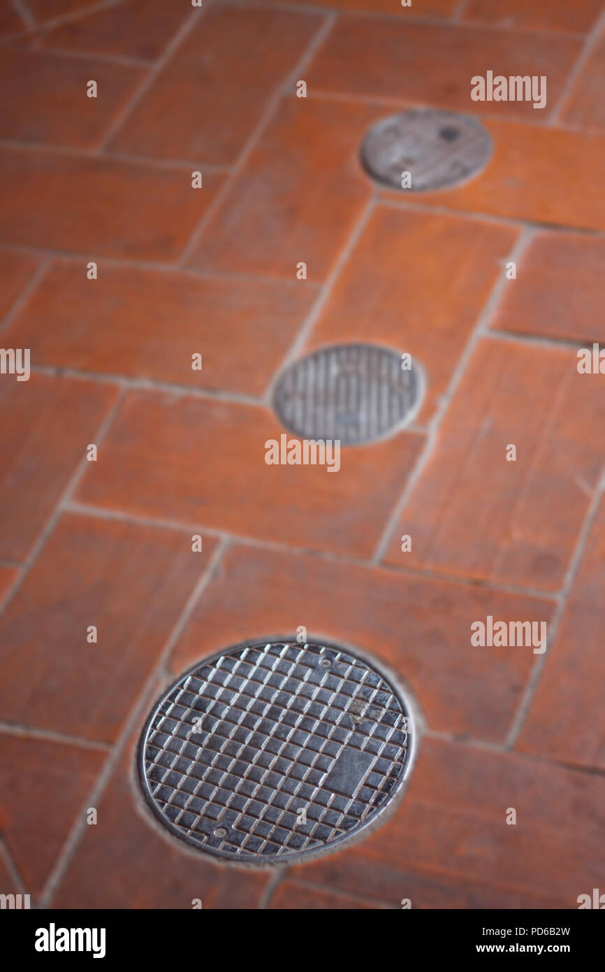 Round manhole cover hi-res stock photography and images - Alamy