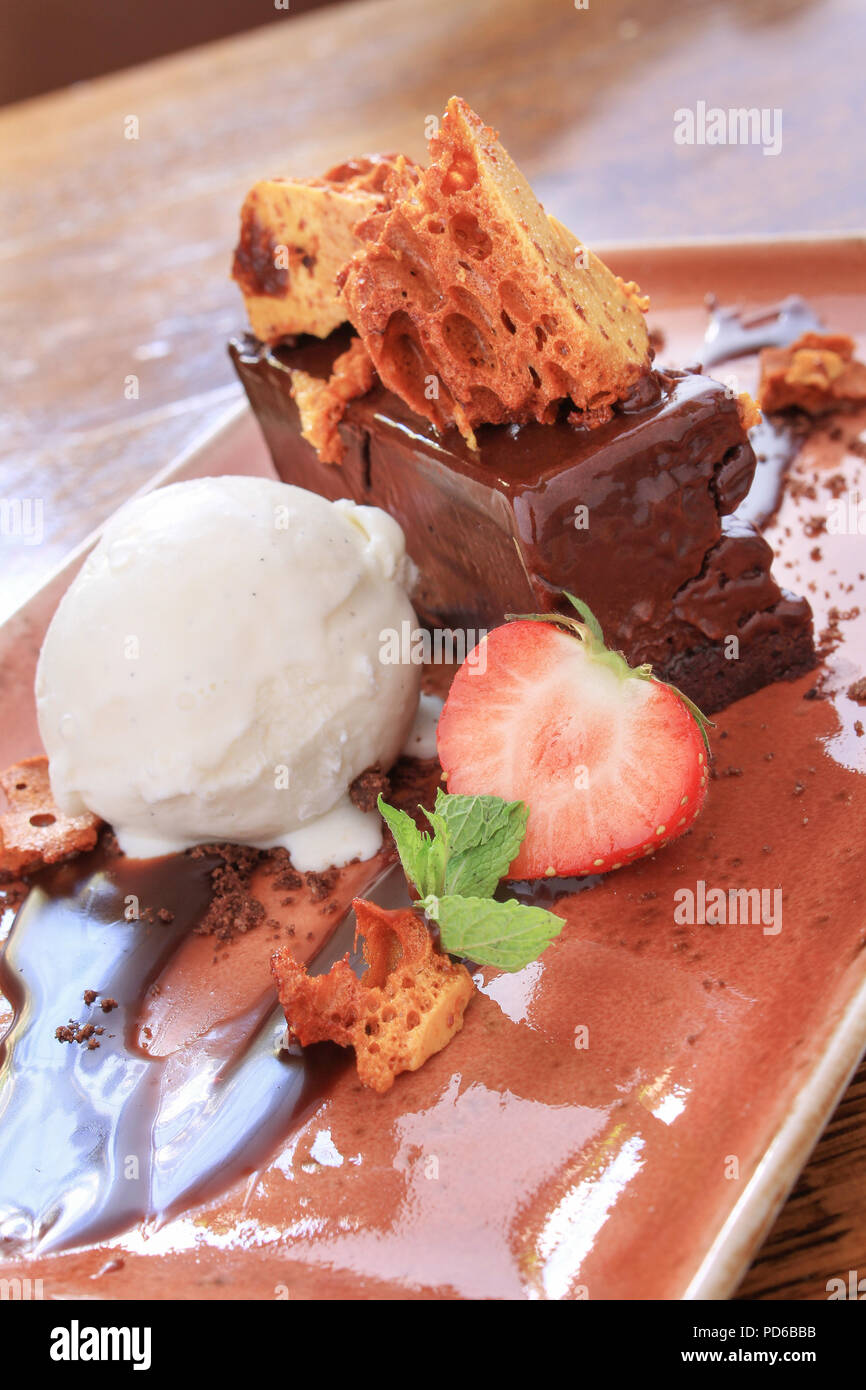 Plated toffee pudding hi-res stock photography and images - Alamy
