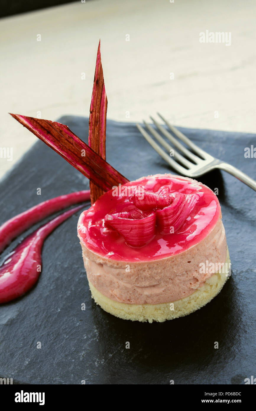plated cheesecake dessert Stock Photo - Alamy