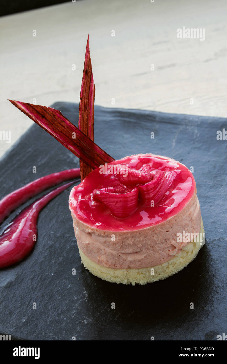 plated cheesecake dessert Stock Photo - Alamy