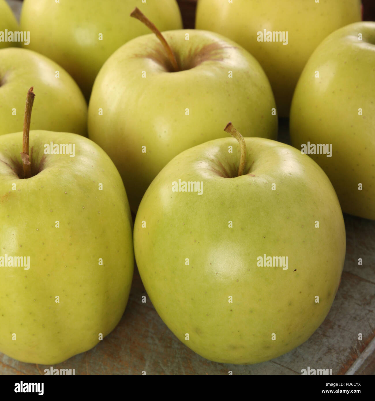 English golden delicious apples hi-res stock photography and images - Alamy