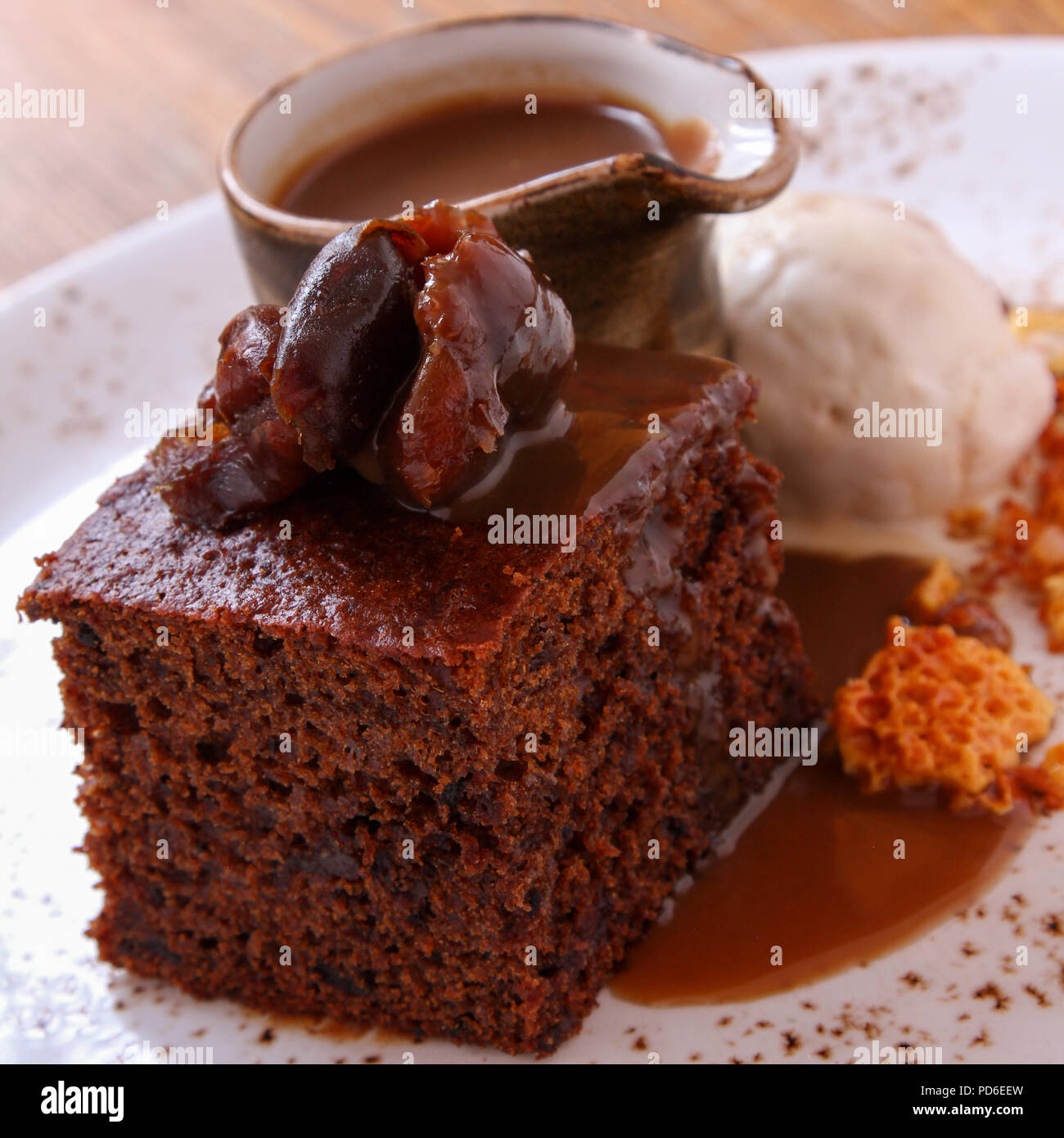 Sponge with toffee sauce hi-res stock photography and images - Alamy