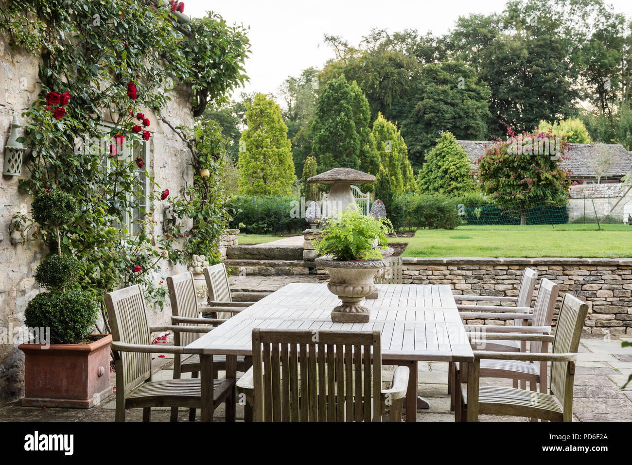 English rose garden table hi-res stock photography and images - Alamy