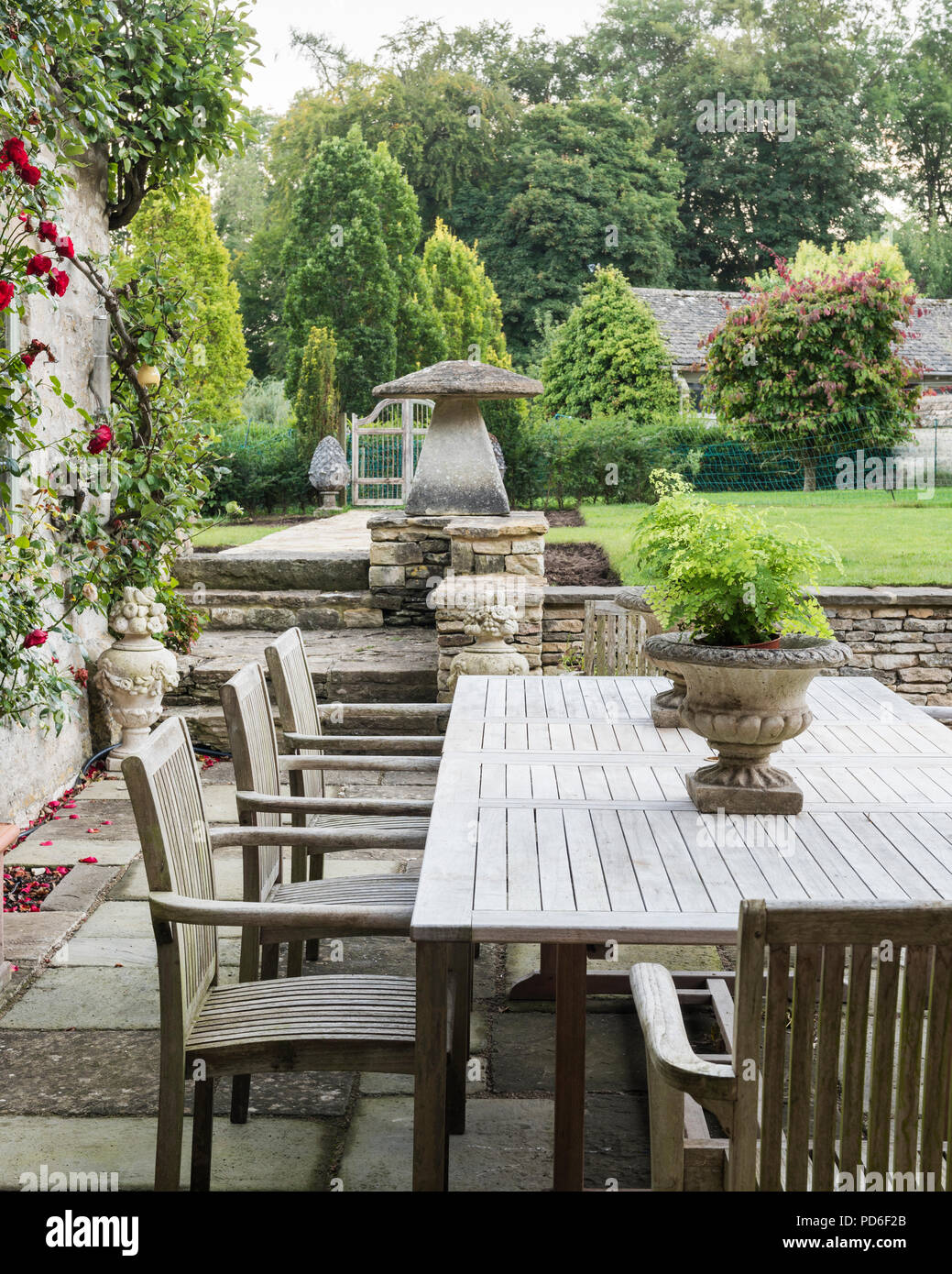 Garden rose table hi-res stock photography and images - Alamy