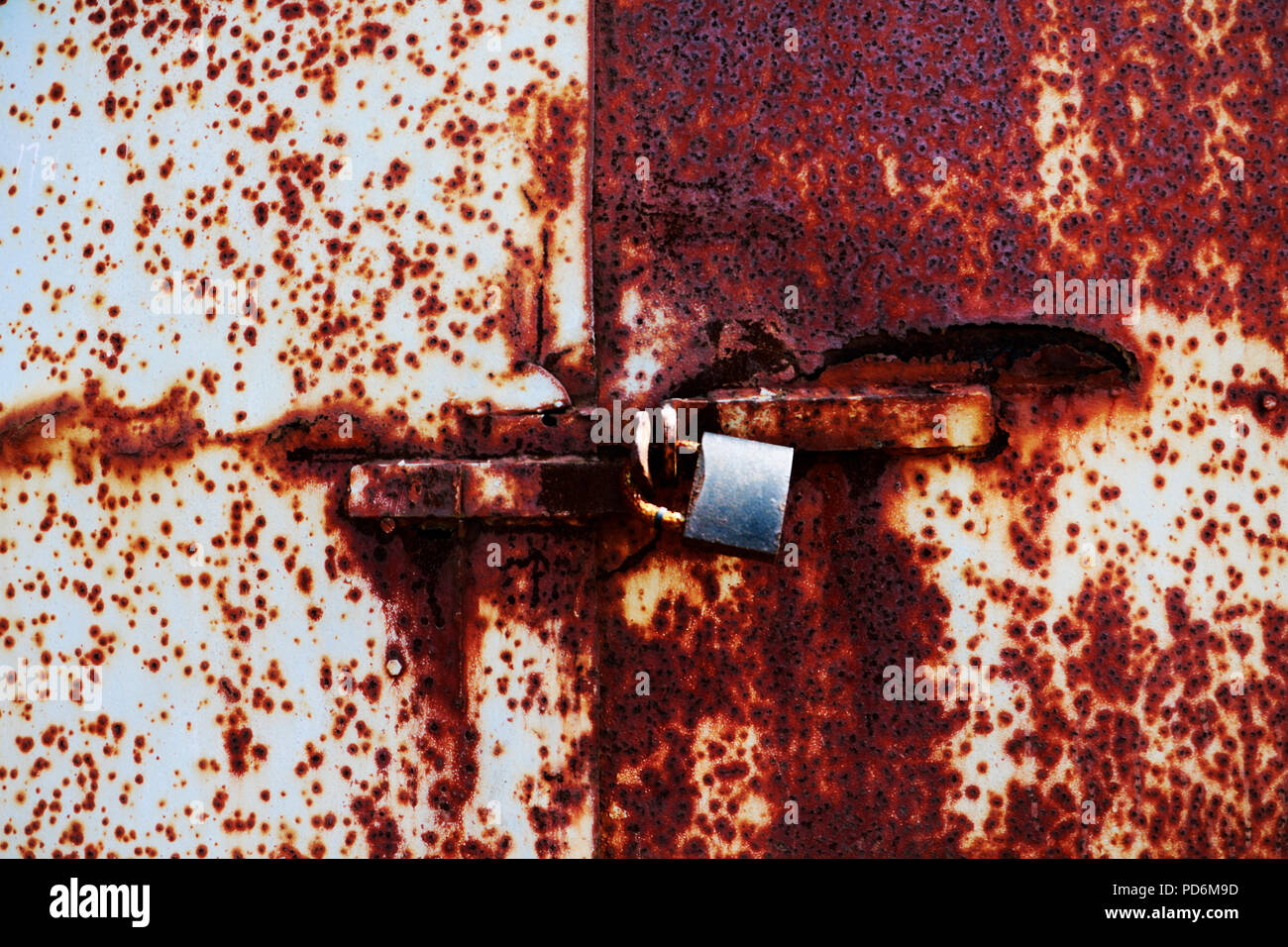 Old rusted lock hi-res stock photography and images - Alamy
