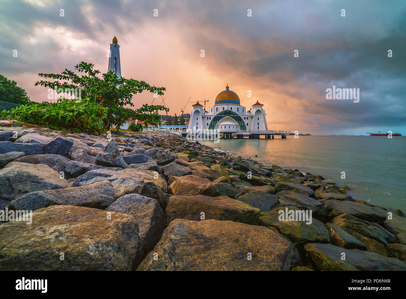 Beautiful sunrise over the majestic mosque, Malacca Straits Floating ...
