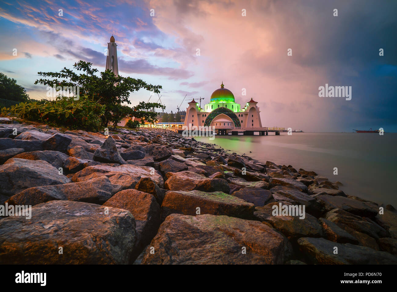 Beautiful sunrise over the majestic mosque, Malacca Straits Floating ...