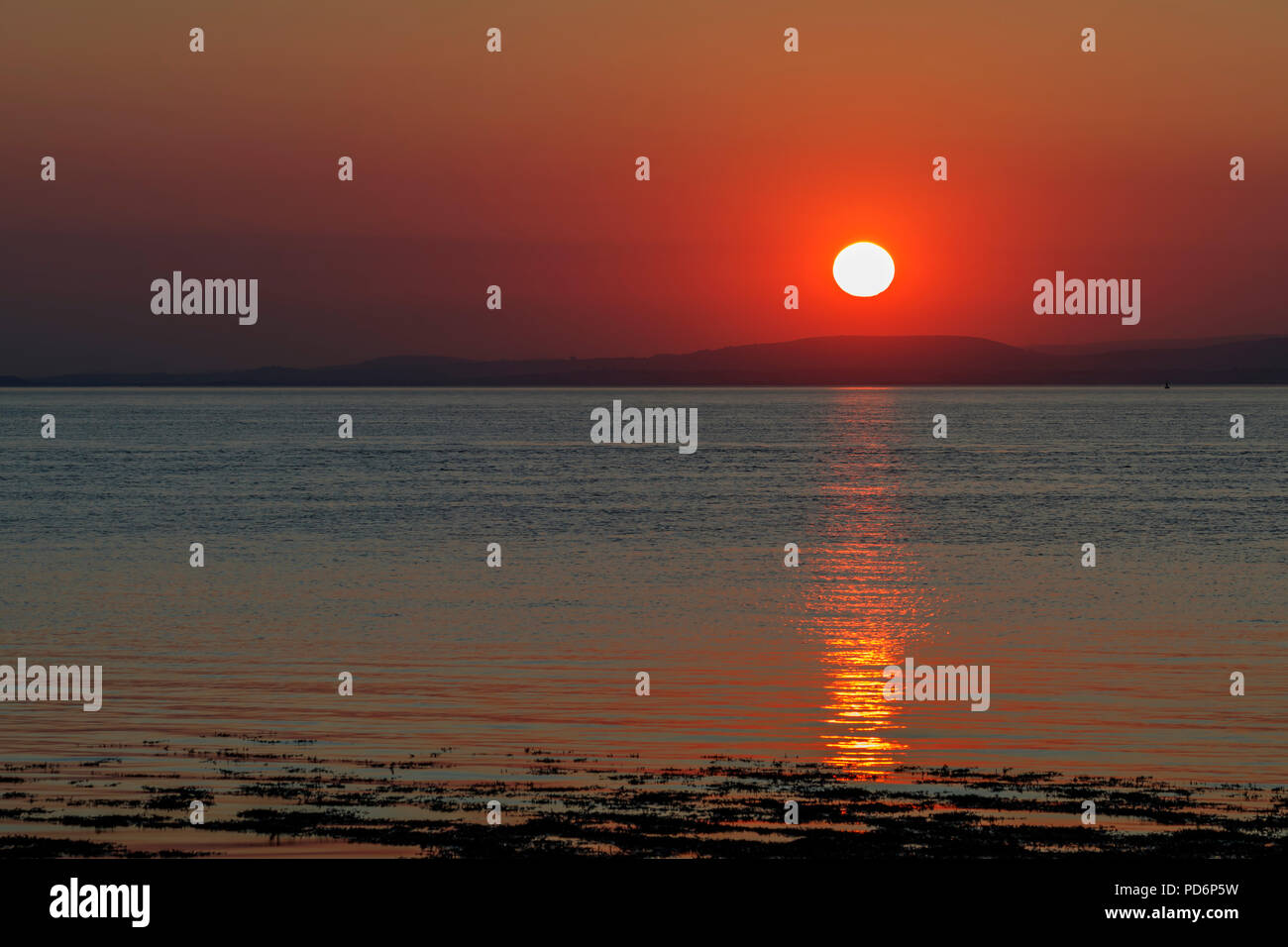 Sun just above the horizon hi-res stock photography and images - Alamy