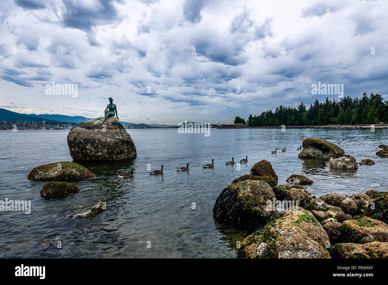 Water girl statue hi-res stock photography and images - Alamy