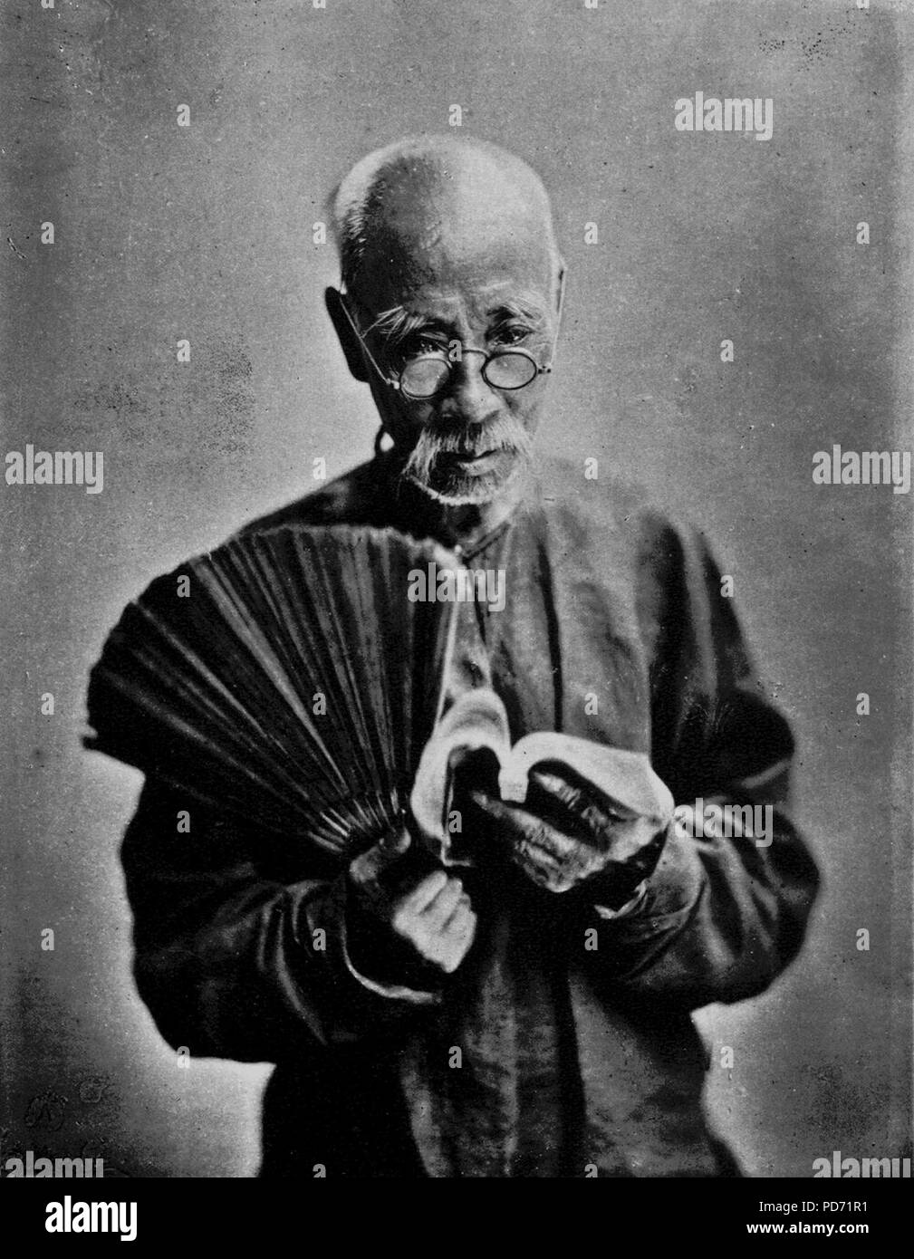 An old man with a fan Stock Photo - Alamy