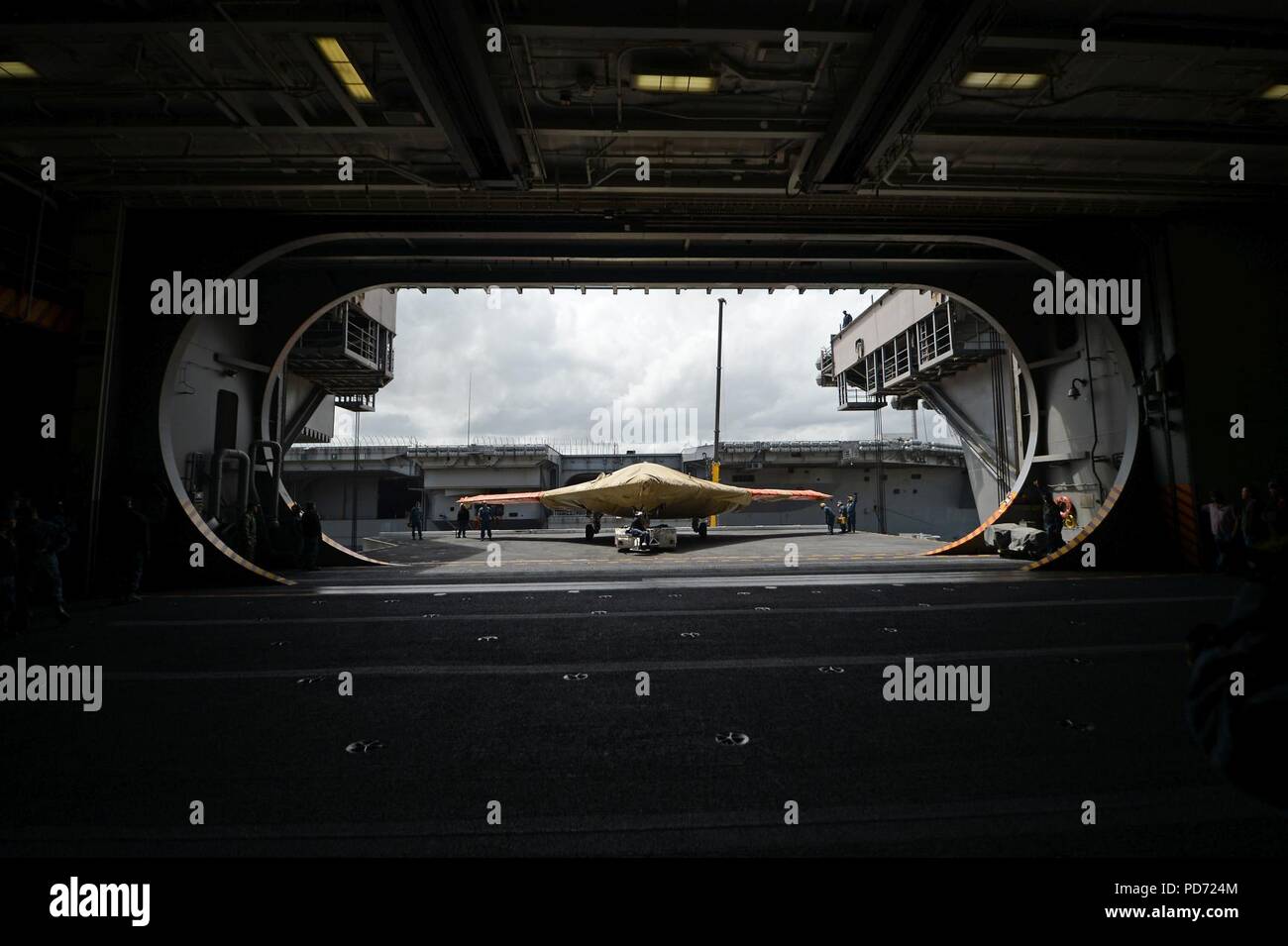 An X-47B sits on an aircraft elevator. (8745308748 Stock Photo - Alamy
