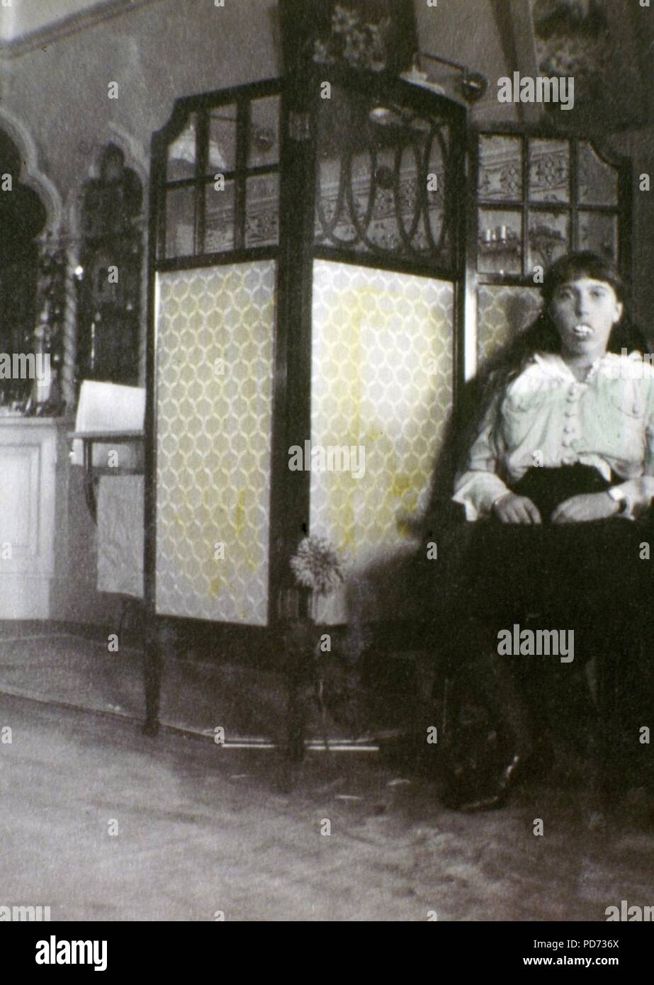 Fake teeth history hi-res stock photography and images - Alamy