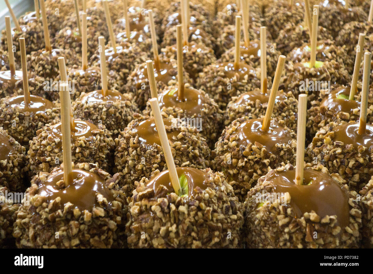 Candy apples hi-res stock photography and images - Alamy