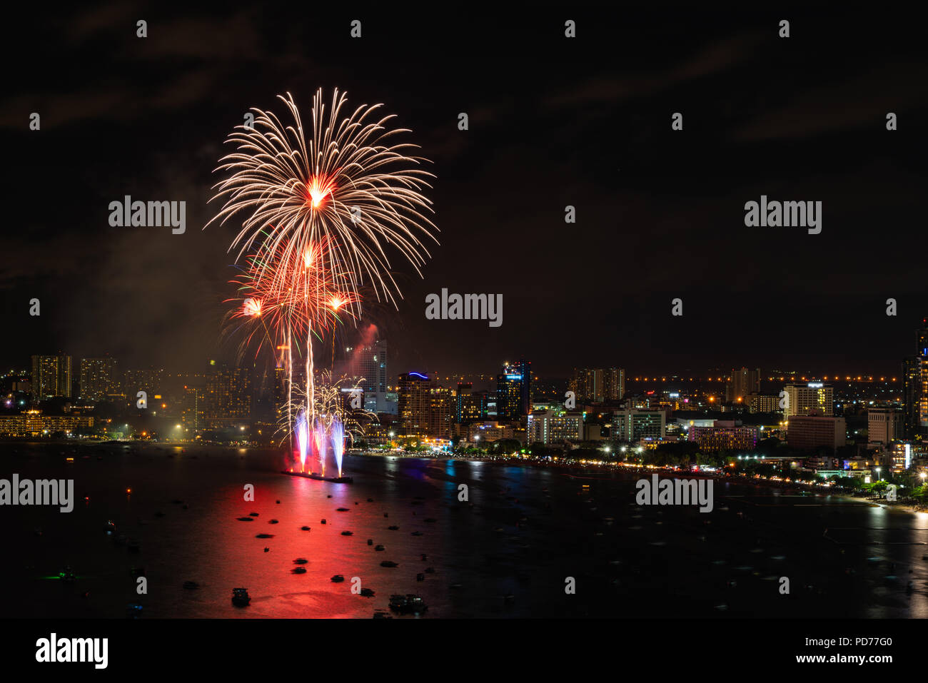 Fireworks display in sea pattaya hi-res stock photography and images ...