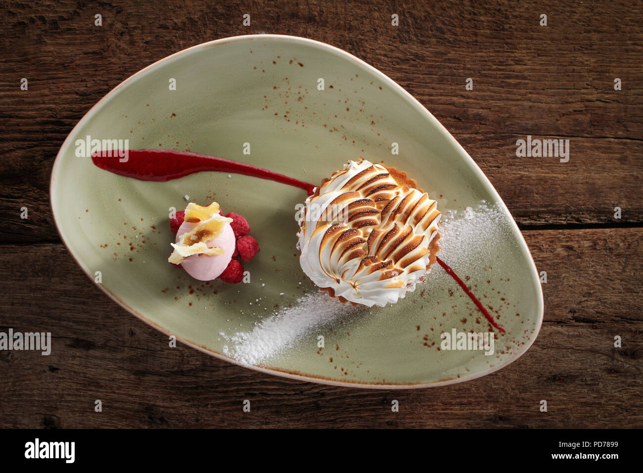raspberry meringue dessert Stock Photo - Alamy