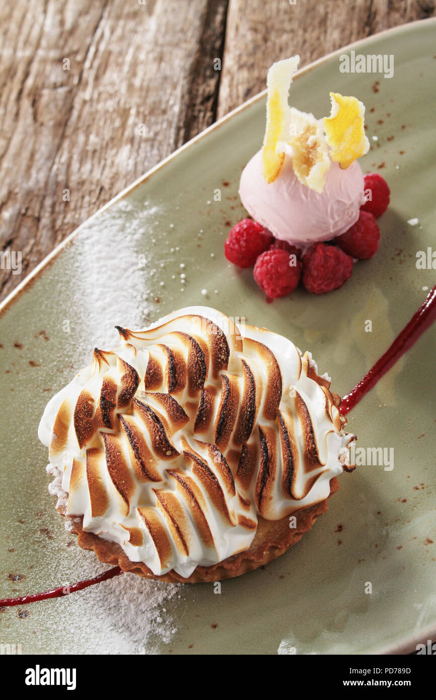 raspberry meringue dessert Stock Photo - Alamy
