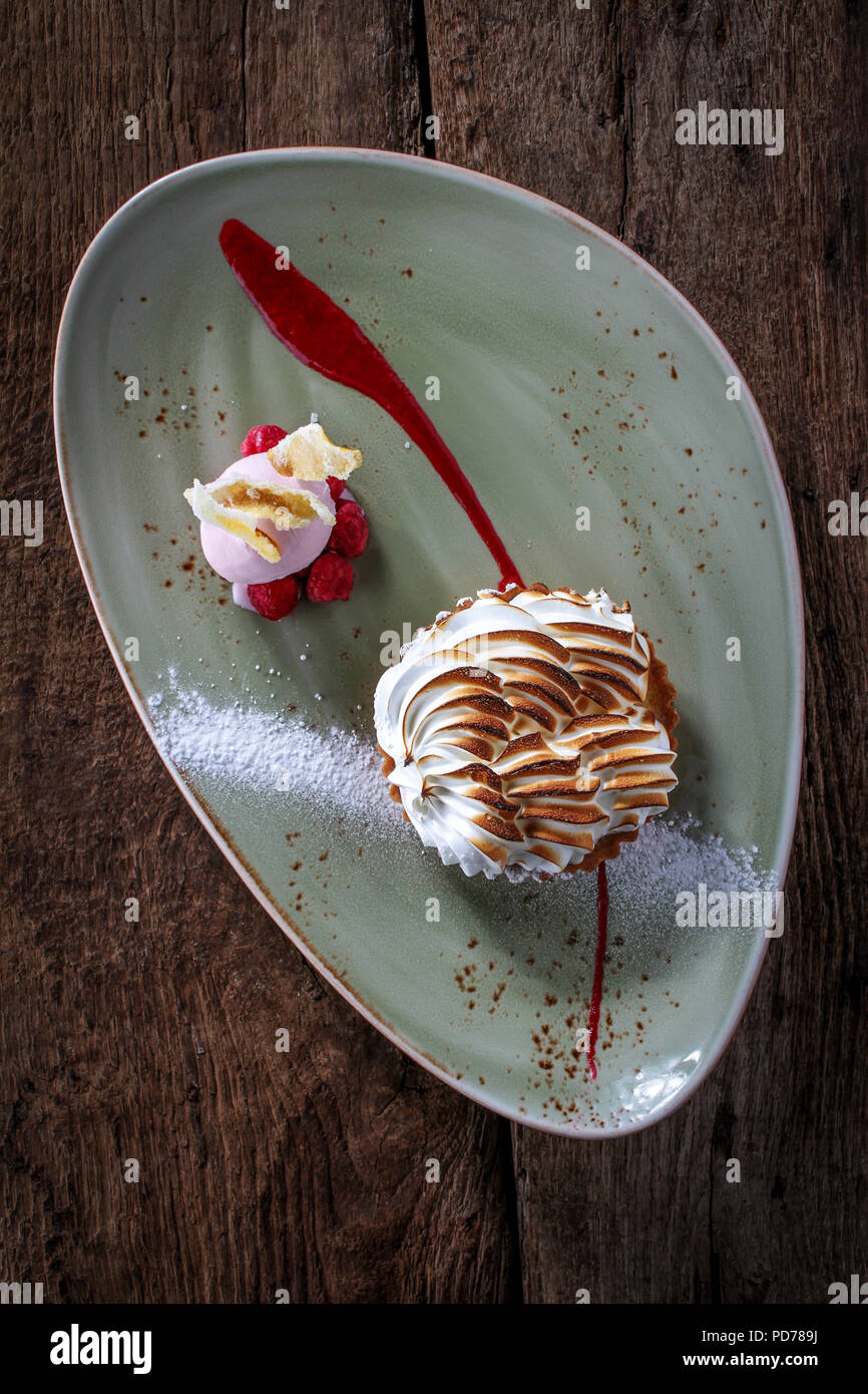 raspberry meringue dessert Stock Photo - Alamy