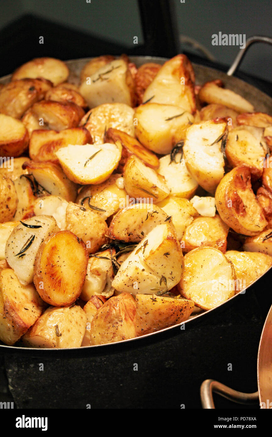 cooking pan roasted potatoes Stock Photo - Alamy