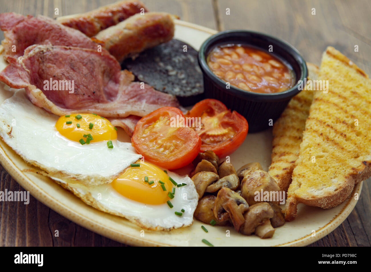 traditional cooked full English breakfast Stock Photo - Alamy