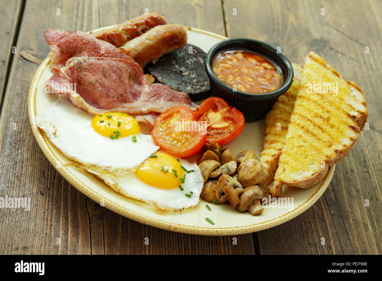 traditional cooked full English breakfast Stock Photo - Alamy