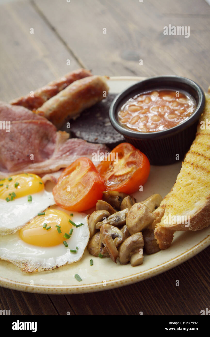 traditional cooked full English breakfast Stock Photo - Alamy