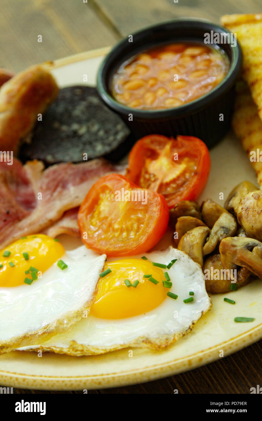 traditional cooked full English breakfast Stock Photo - Alamy
