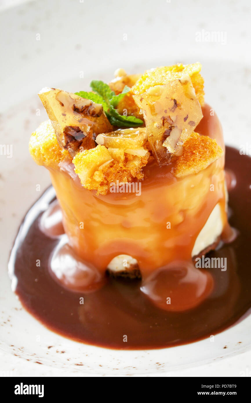 Plated cheese cake hi-res stock photography and images - Alamy