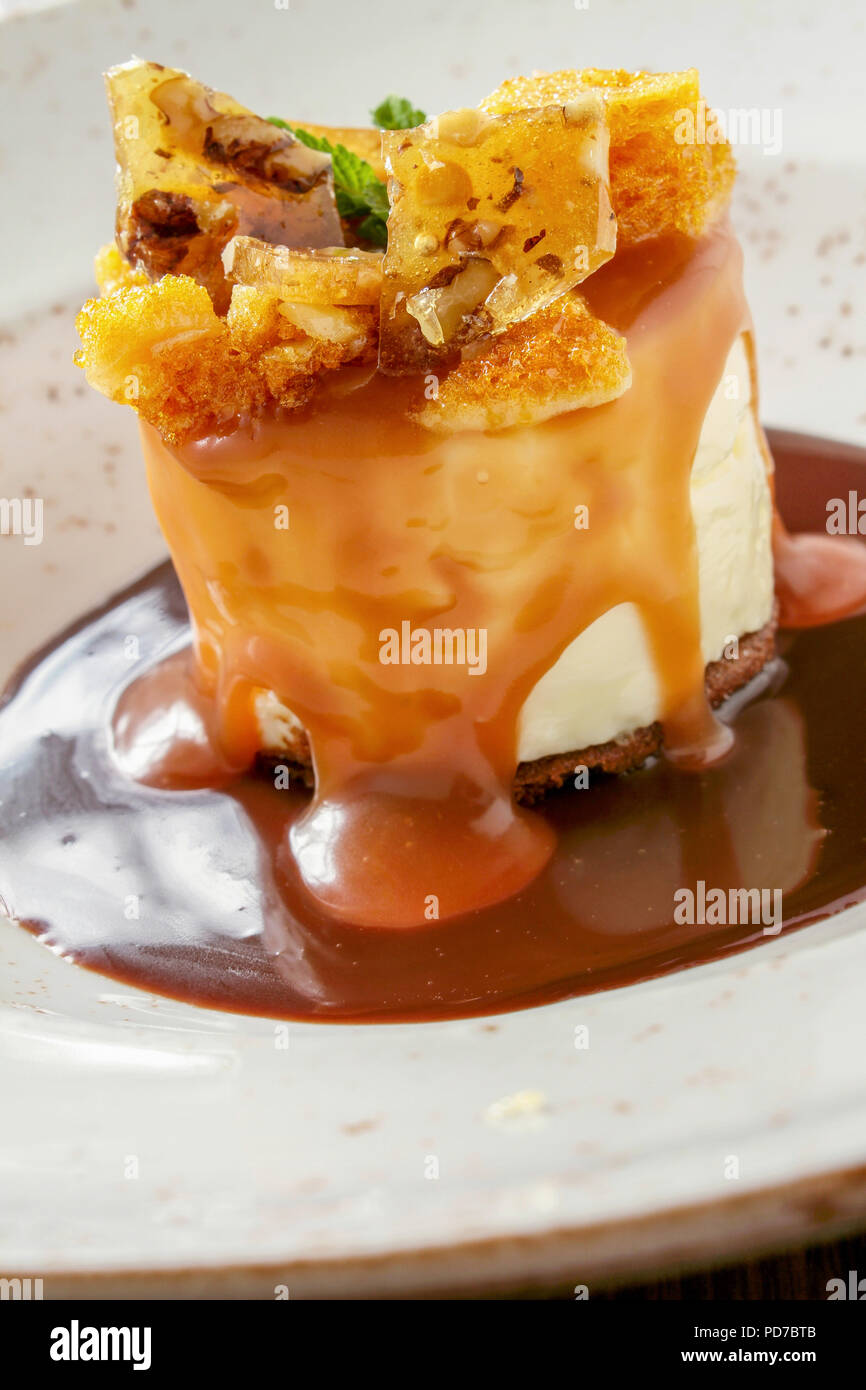cheese cake plated dessert Stock Photo - Alamy