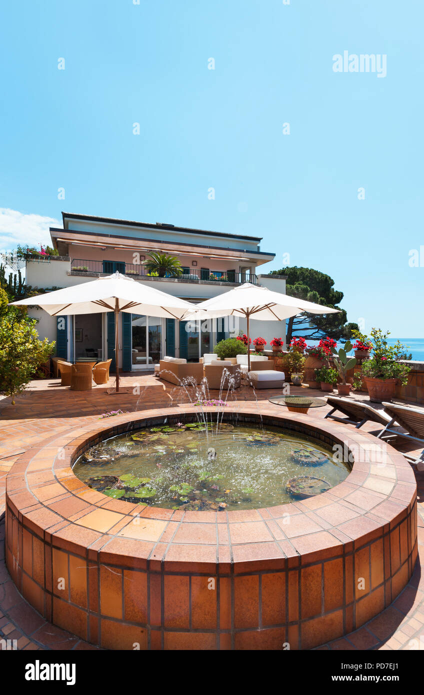 Fountain terrace garden hi-res stock photography and images - Alamy