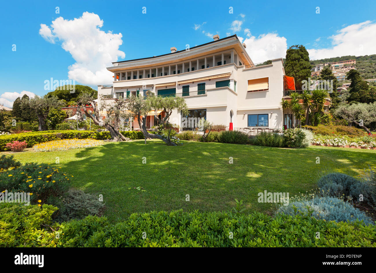 Beautiful home exterior real hi-res stock photography and images - Alamy