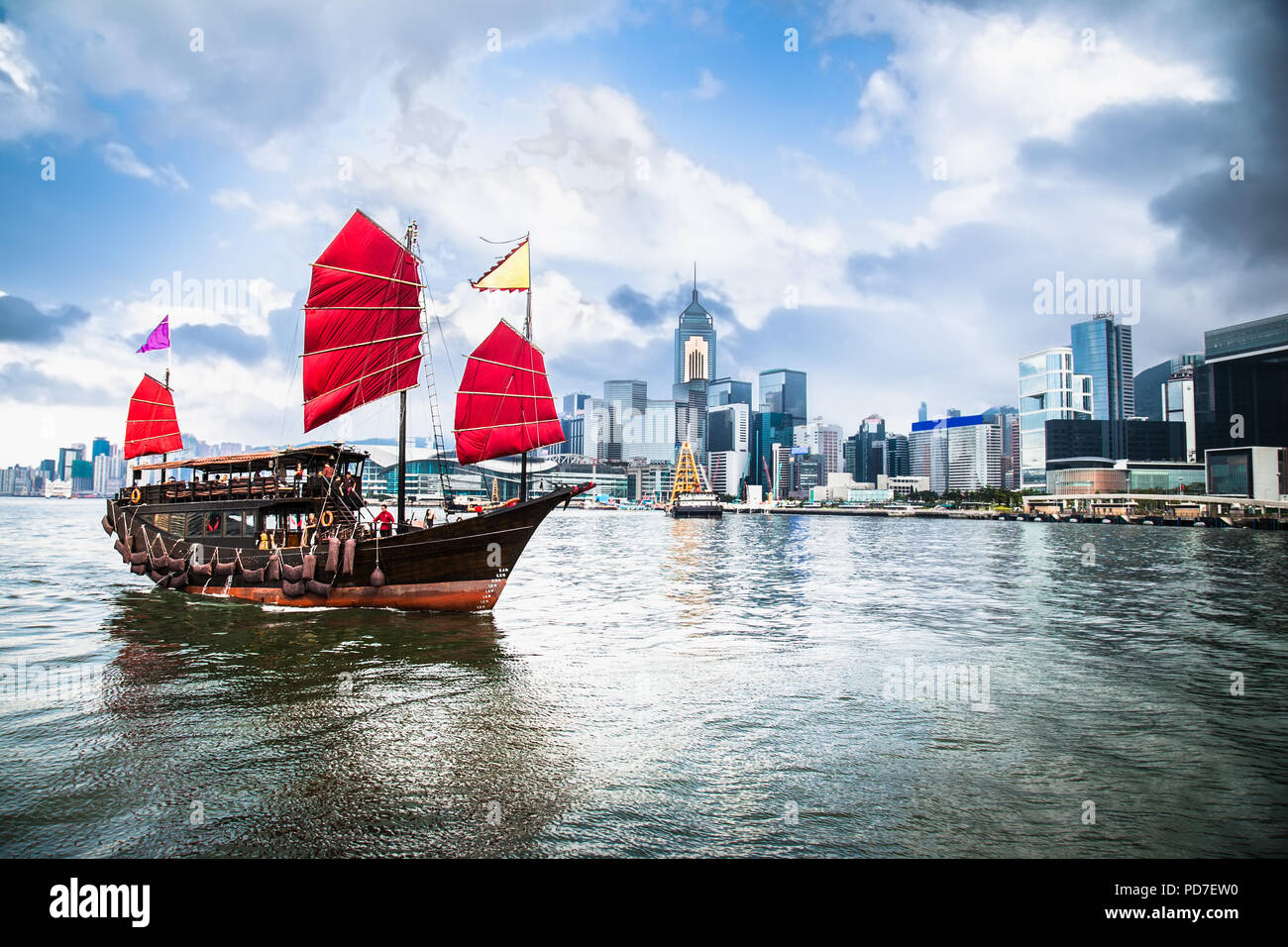 Traditional chinese sailboat hi-res stock photography and images - Alamy