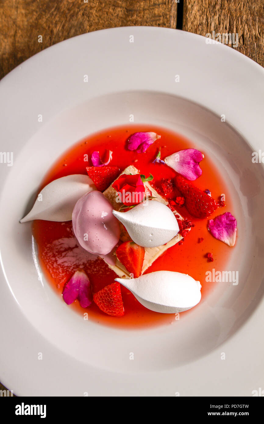 plated cheesecake dessert Stock Photo - Alamy