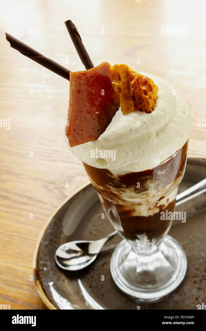 chocolate sundae dessert Stock Photo - Alamy