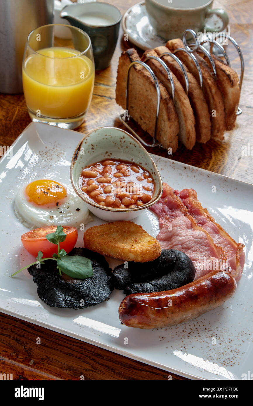 traditional cooked full English breakfast Stock Photo - Alamy