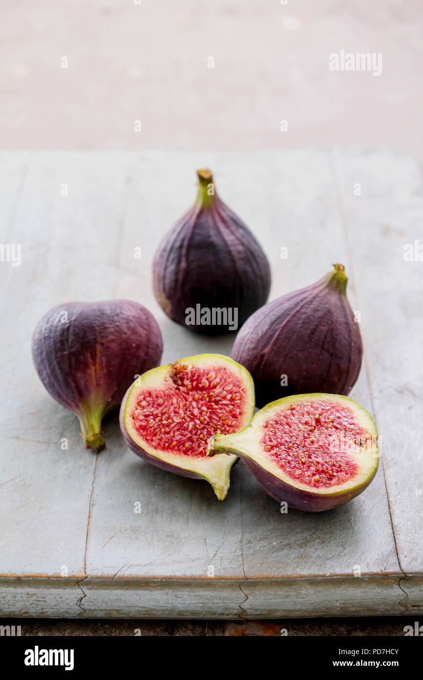 preparing fresh figs Stock Photo - Alamy