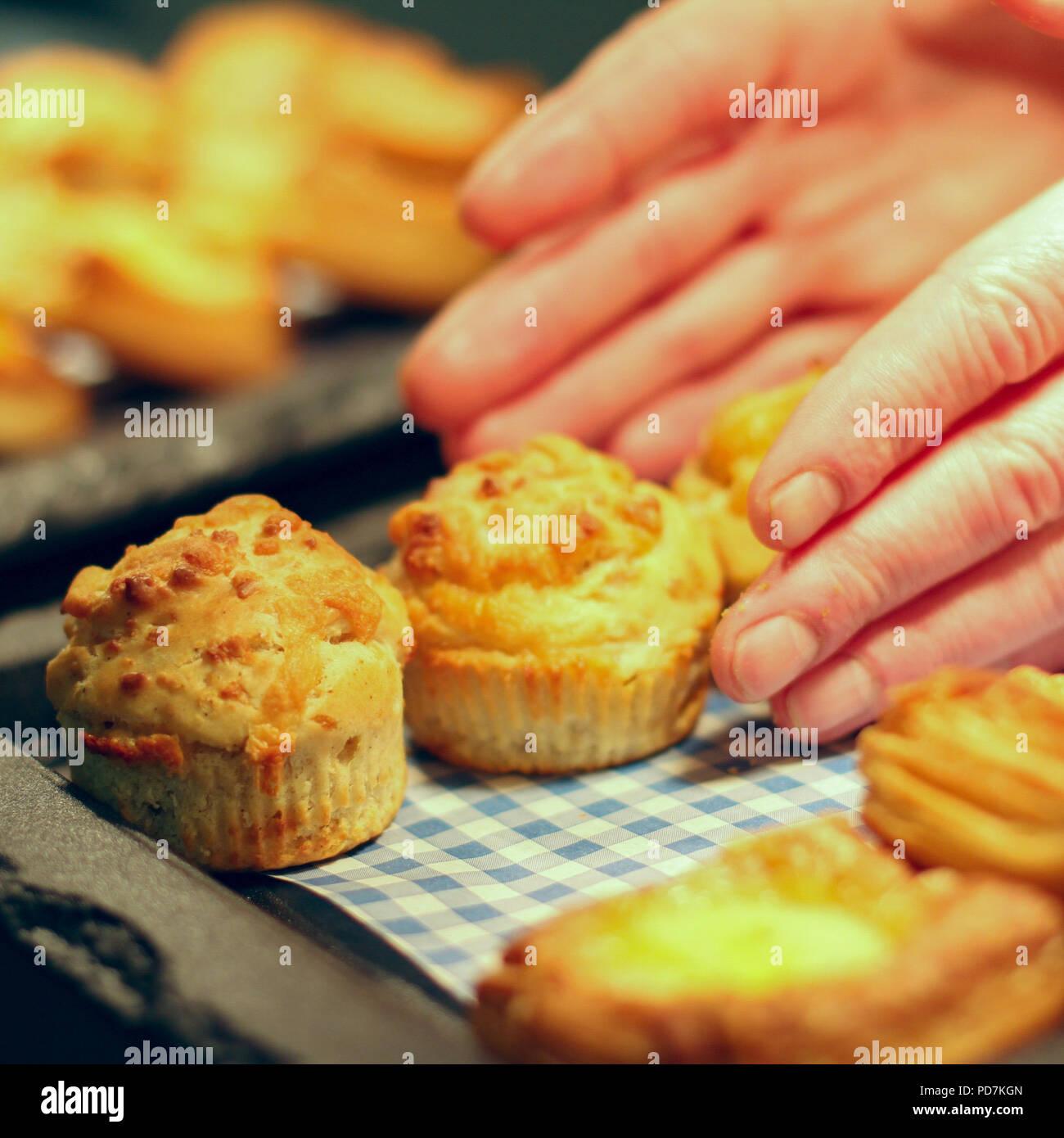 Chef preparing food breakfast buffet hi-res stock photography and ...