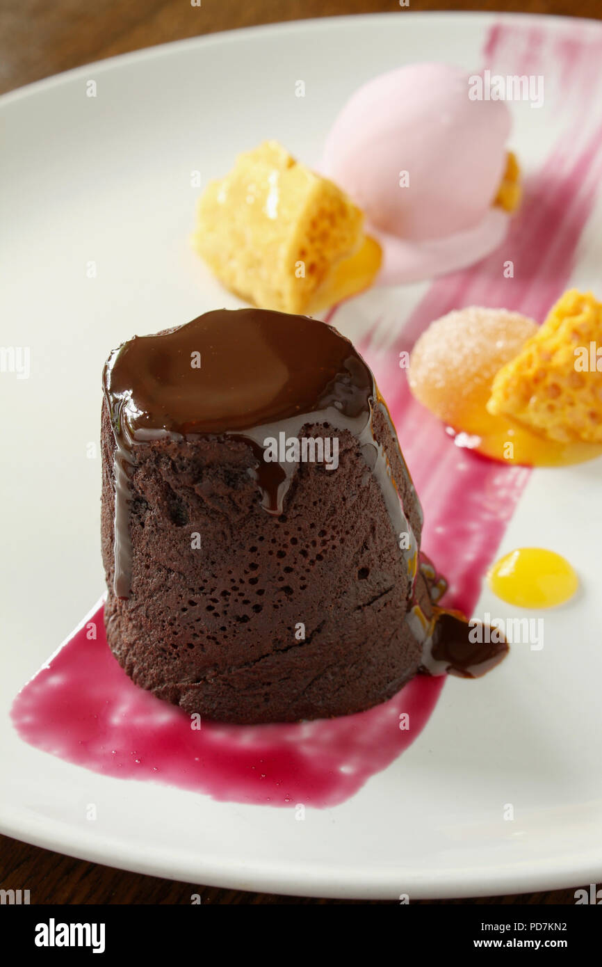 Steamed chocolate pudding hi-res stock photography and images - Alamy