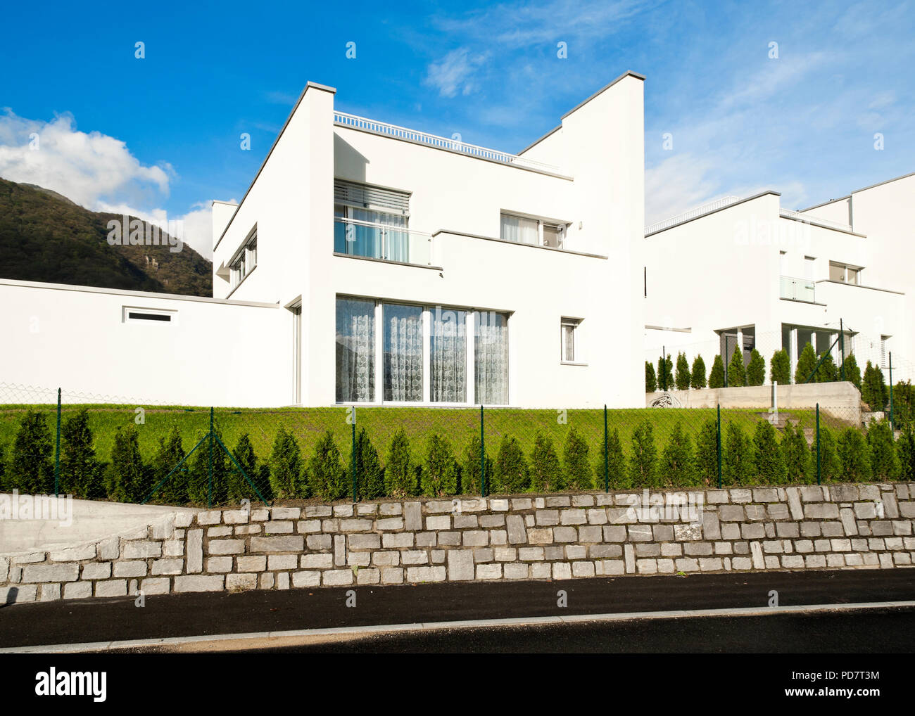 White facade home hi-res stock photography and images - Alamy