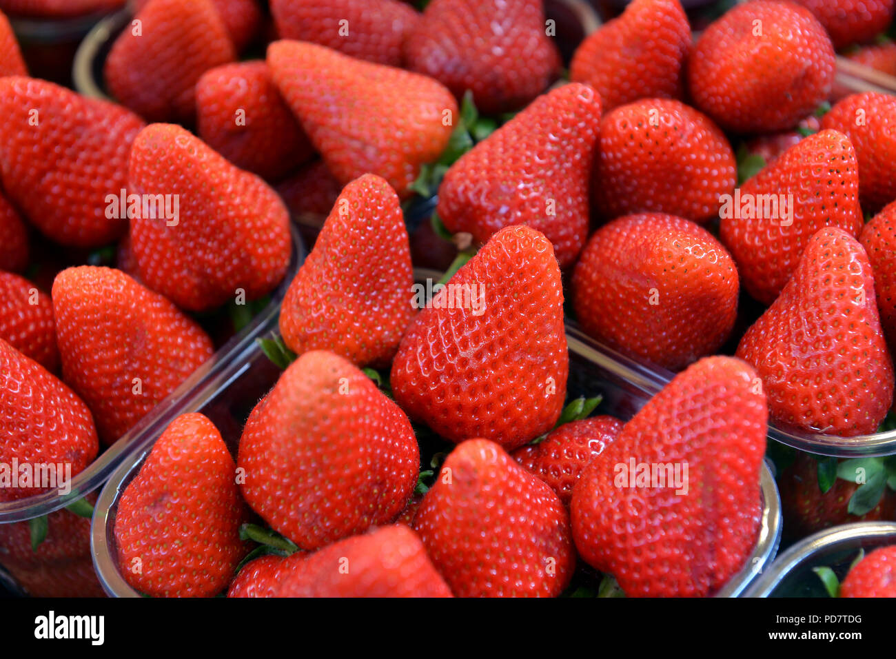 Strawberries in a box hi-res stock photography and images - Alamy