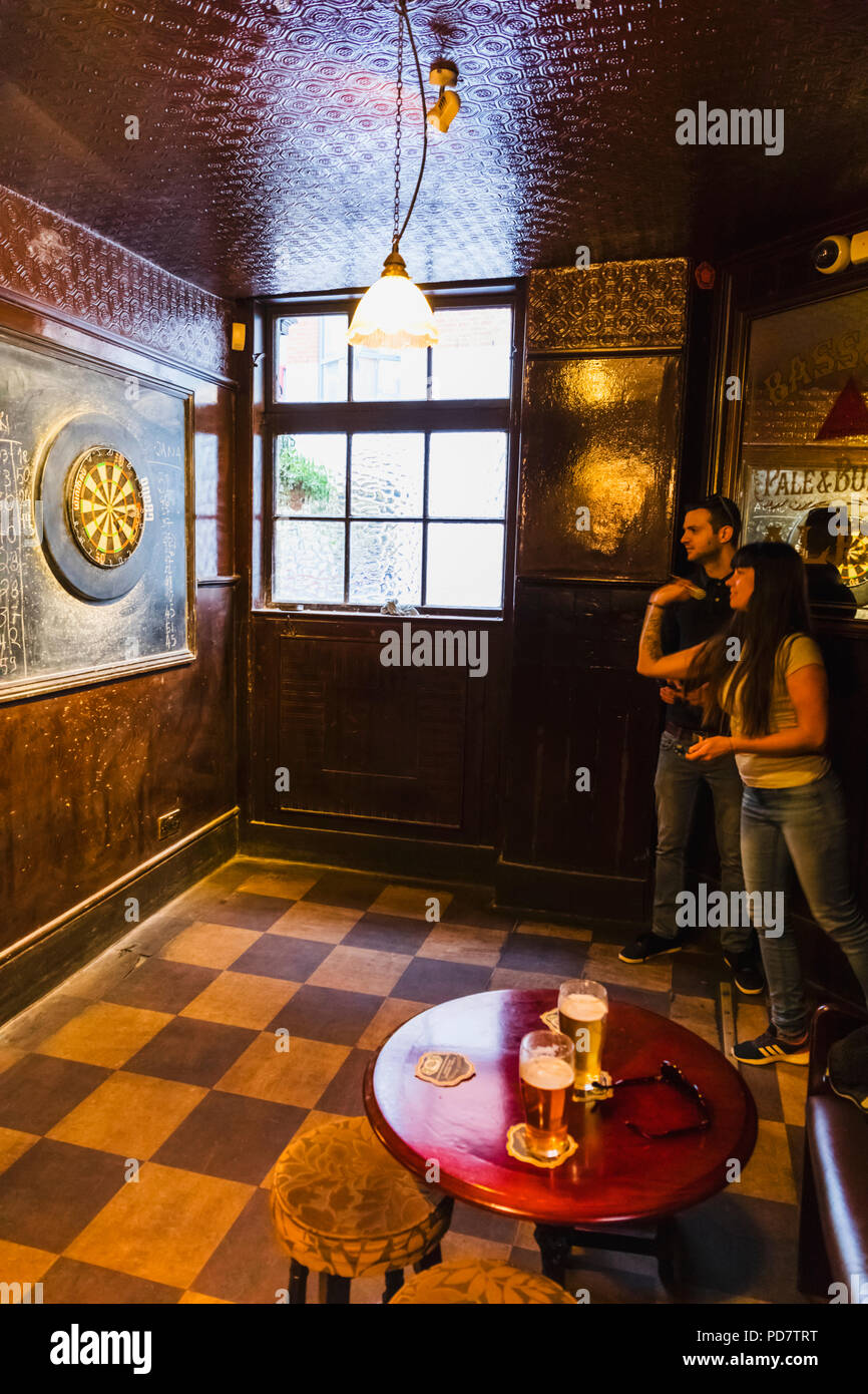 London darts bar hi-res stock photography and images - Alamy